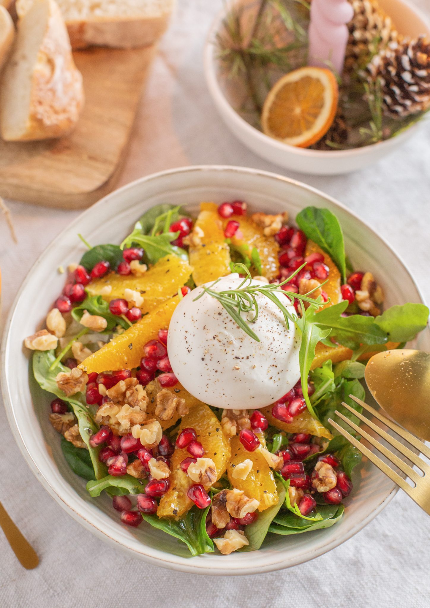 Wintersalat mit Burrata, Granatapfel und Trüffelbutter Baguette ...